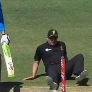WATCH: Umpire Shawn Craig slips after setting the bails in Strikers vs ...