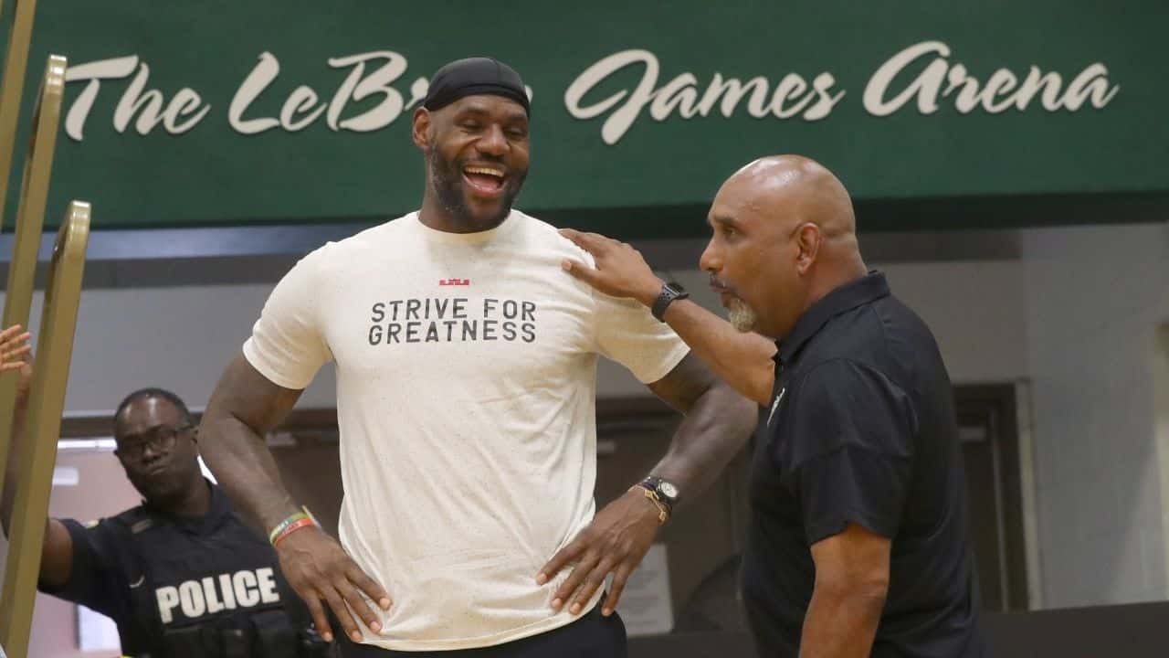 "LeBron James, do you wash your legs when you shower?": Guillermo ...