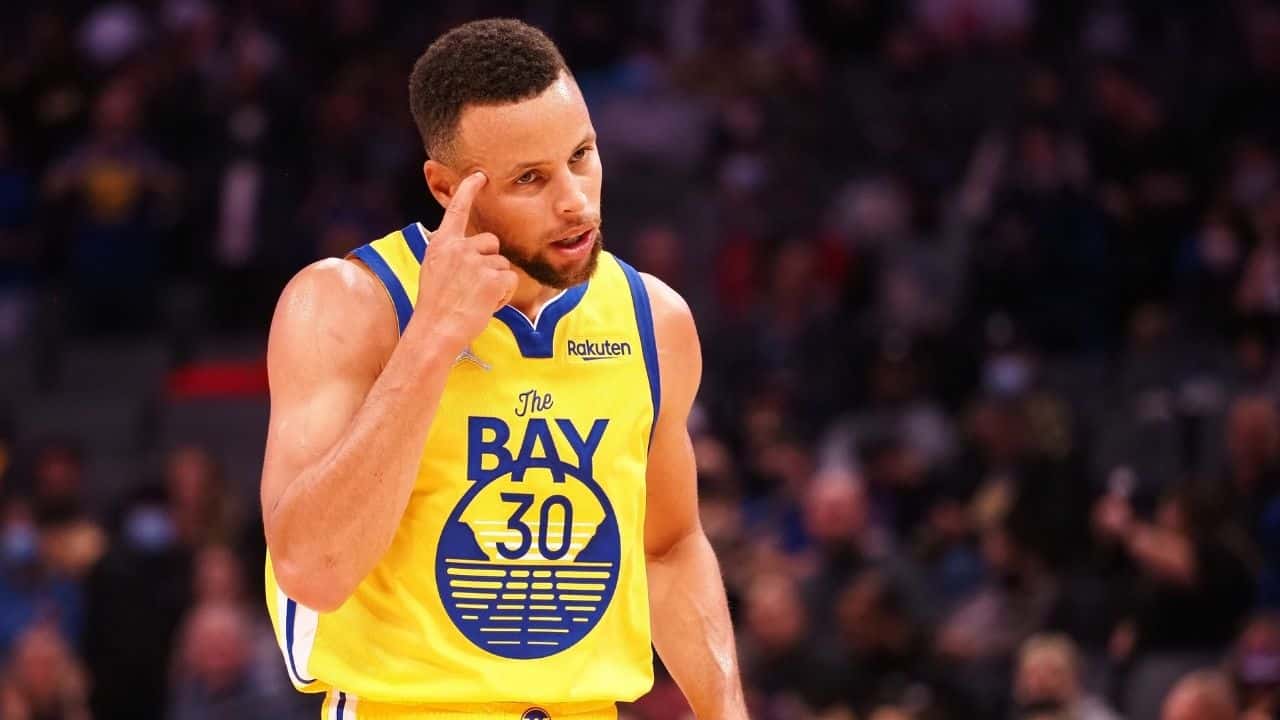 "Stephen Curry keeps making records, as the Warriors become the rulers ...