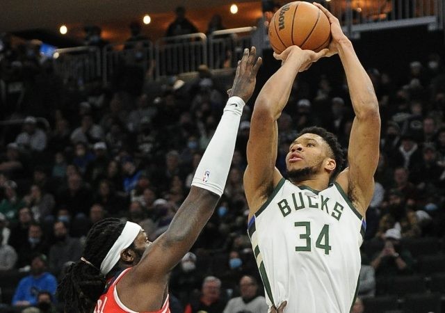 Montrezl Harrell Archives - The SportsRush