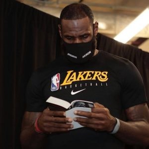 "LeBron James loves reading the first page of books": NBA Twitter ...