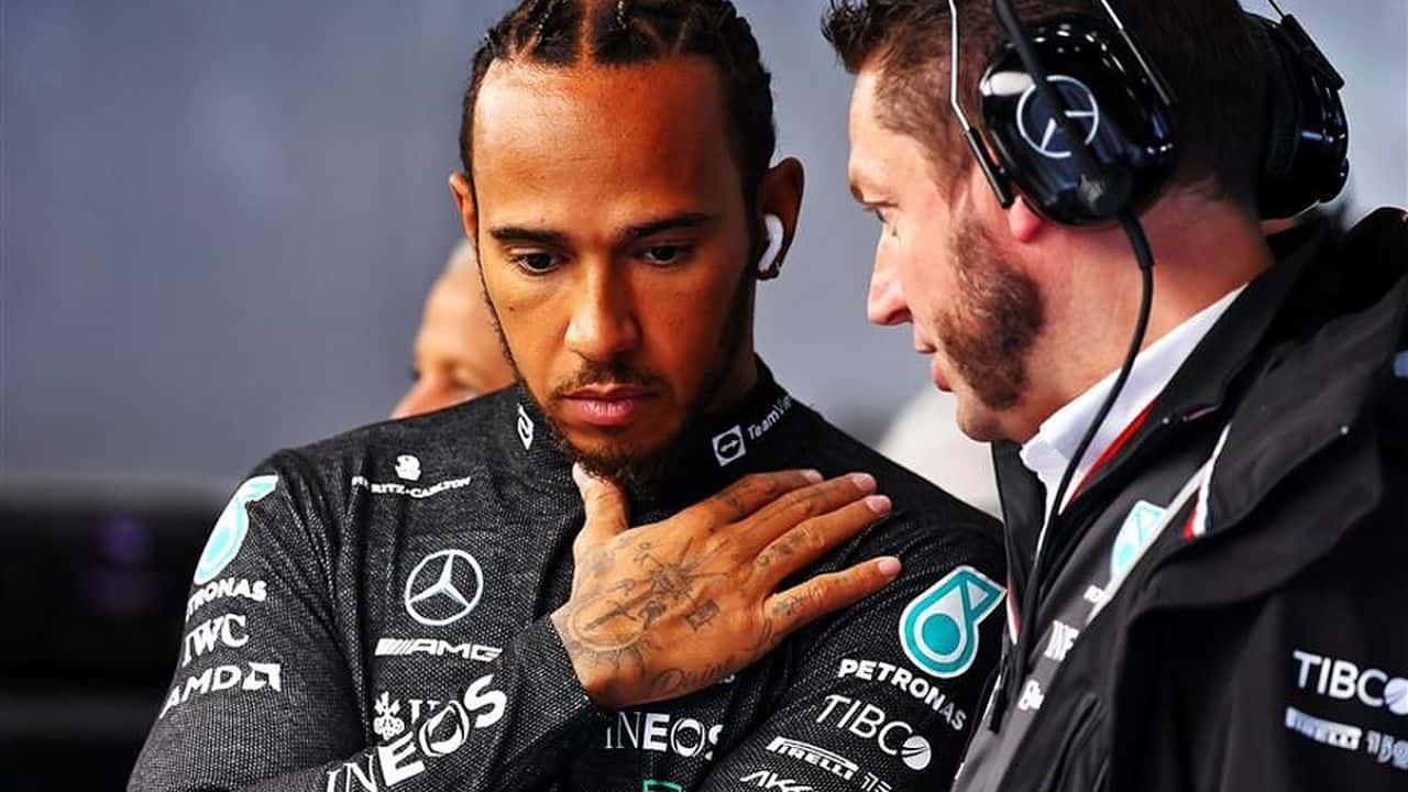 Resurfaced Video Of Lewis Hamilton Vaping Sends Fans Into a Frenzy ...