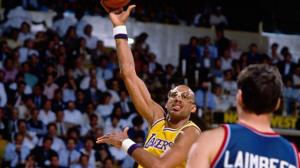 A 41-year-old Kareem Abdul-Jabbar made 6 skyhooks for his 26 points in ...
