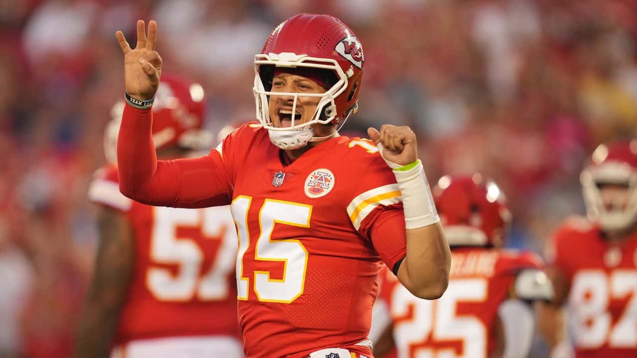 Nonchalant Patrick Mahomes raised an insane $110,000 by simply ‘sipping ...