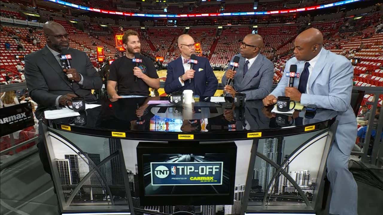 Shaquille O’Neal ‘Dances’ Over to Charles Barkley Over a Hockey Timeout ...