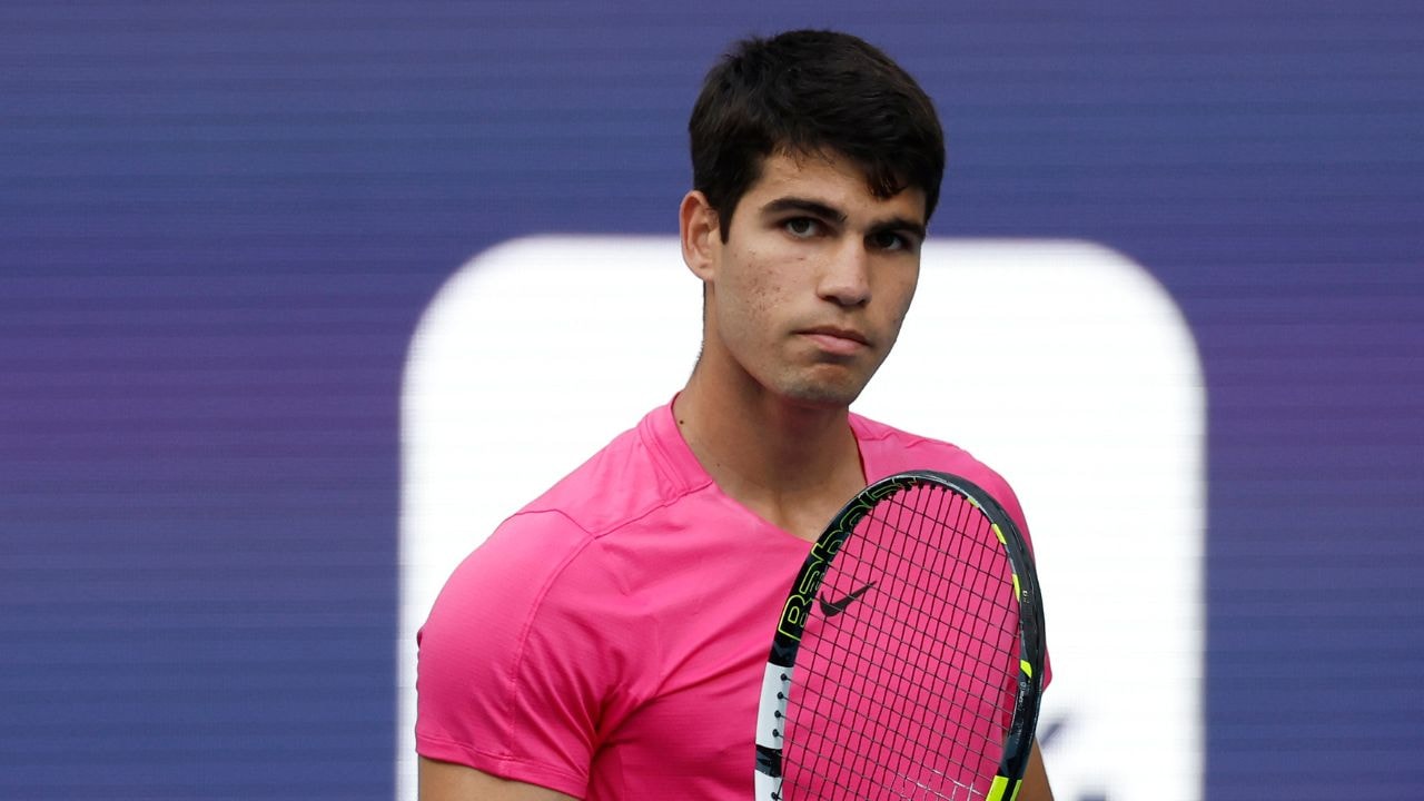 Watch Carlos Alcaraz Make Lineswoman's Day With a Sweet Gesture During ...