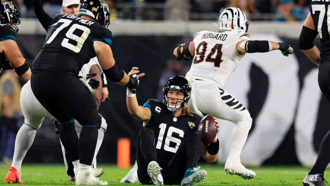Trevor Lawrence Injury: Fans are Livid to See Jacksonville QB Limp Off ...