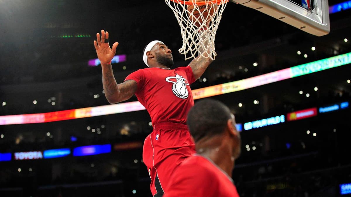 "It's That Time Of Year Again": Dwyane Wade Shows Off His No-Look NBA ...