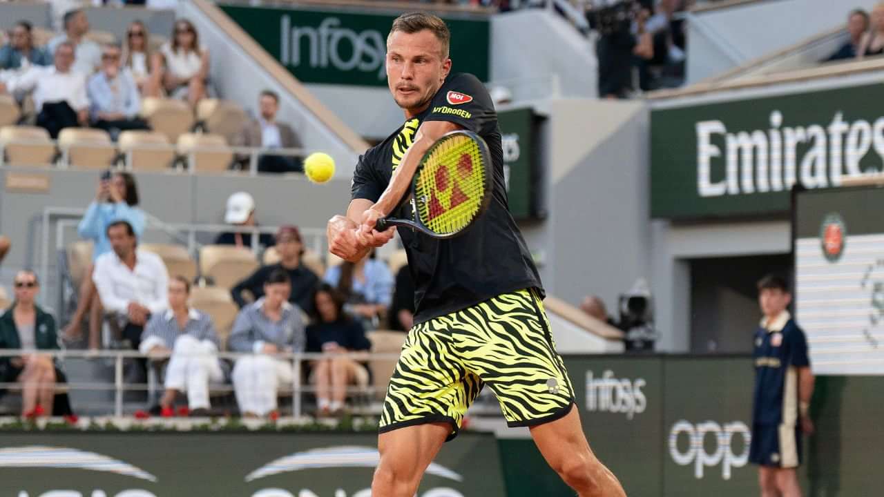 Marton Fucsovics Makes Bizarre Wardrobe Fiasco Work in His Favor to Win ...