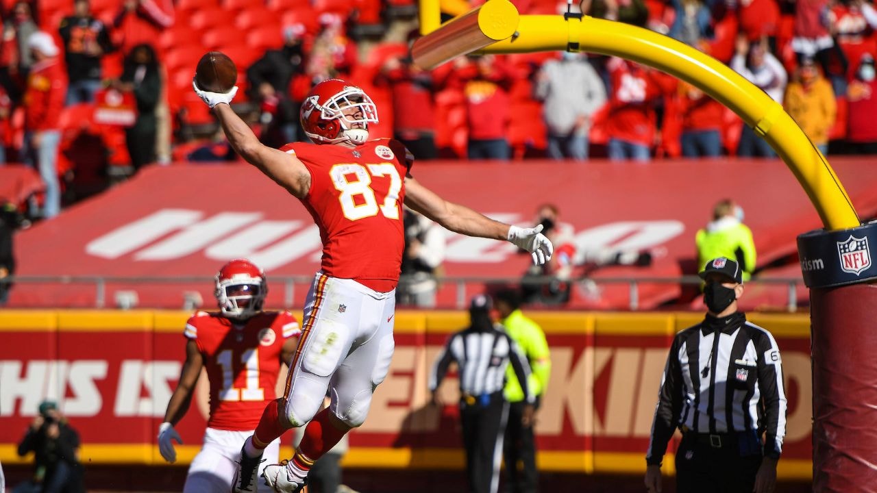 Can Travis Kelce Dunk? - The SportsRush