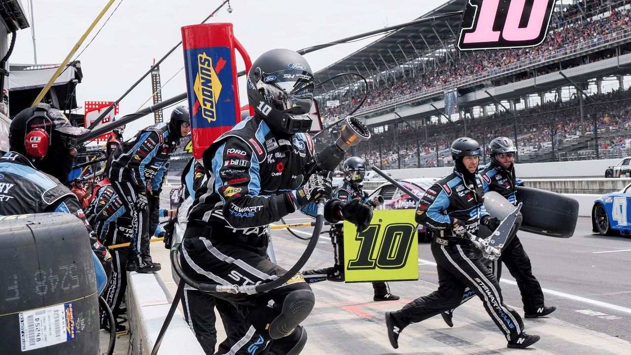 How Do NASCAR Jacks Work? What Is Special About Them? - The SportsRush