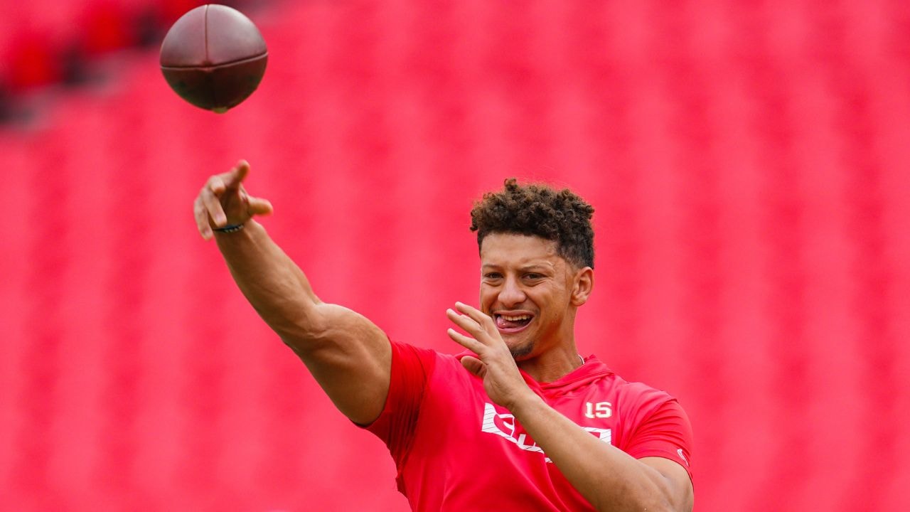 Patrick Mahomes Is Set to Surpass Chiefs’ Legend Len Dawson in All-Time ...