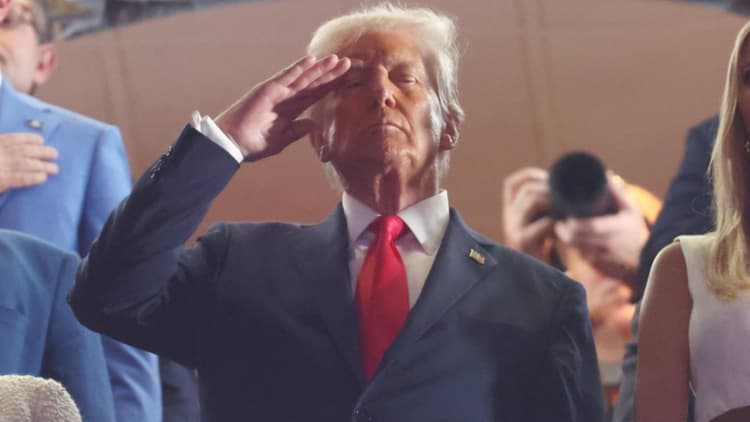 “He’s Gonna Be the Guy”: Steelers Superfan Donald Trump Backs Mason ...