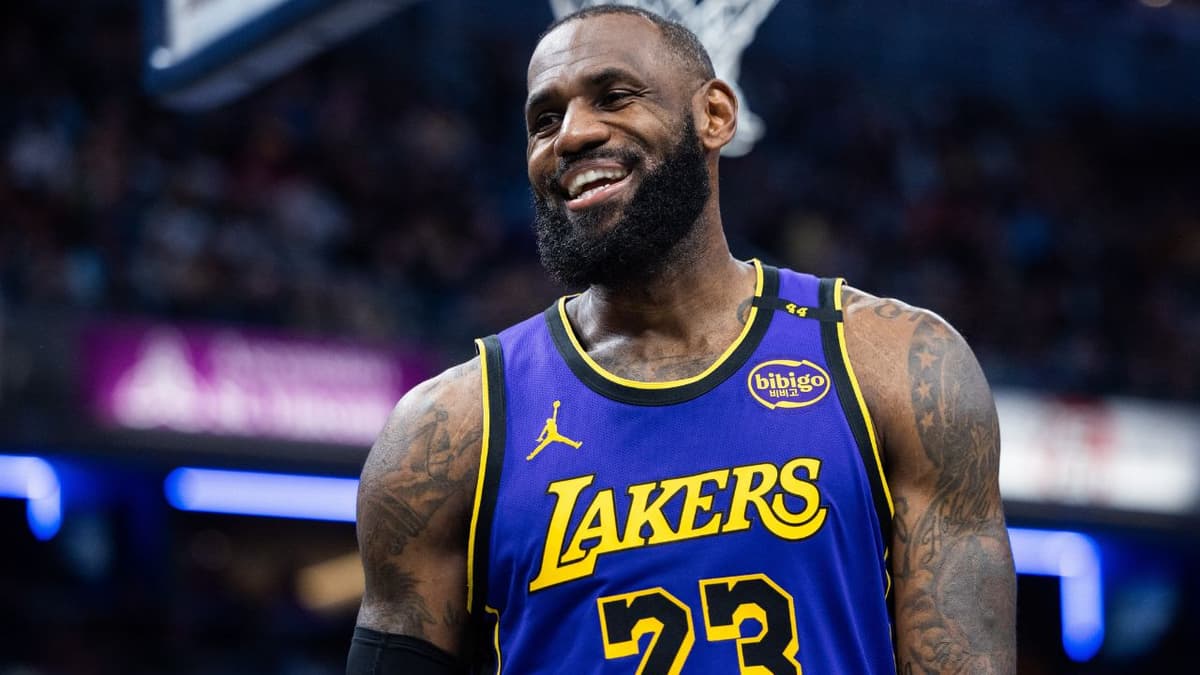 LeBron James ‘Disgusted’ by a Reporter Wearing Manchester United Jacket ...