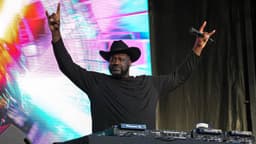 Shaq Hand Size: How Big Are 7'1 Shaquille O'Neal's Hands Compared to ...