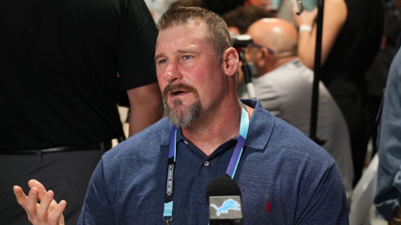 “He Looks Like a Linebacker”: Rob Gronkowski And Julian Edelman in Awe ...