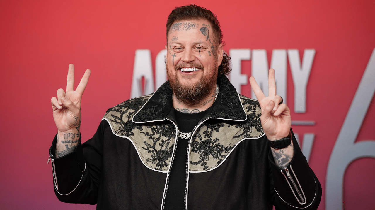 Singer Jelly Roll Trolls Jerry Jones’ Team On Stage While Performing ...