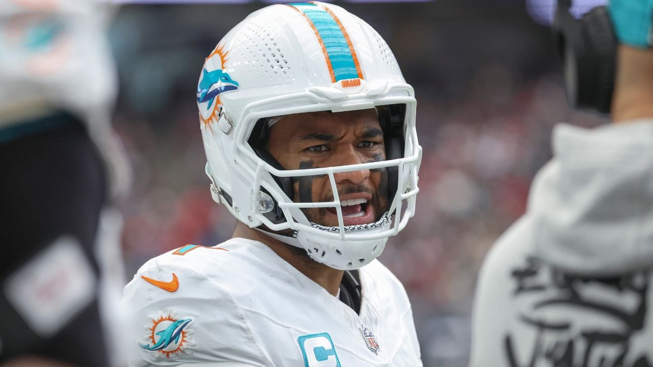 “He’s Fuc*ing Cussing Out the Old Lineman”: Tyreek Hill Sees ...