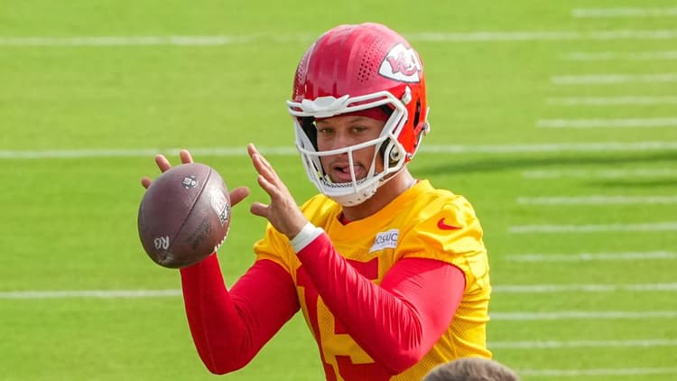 Despite Losing to Justin Herbert, Patrick Mahomes Surpasses Dan Marino ...