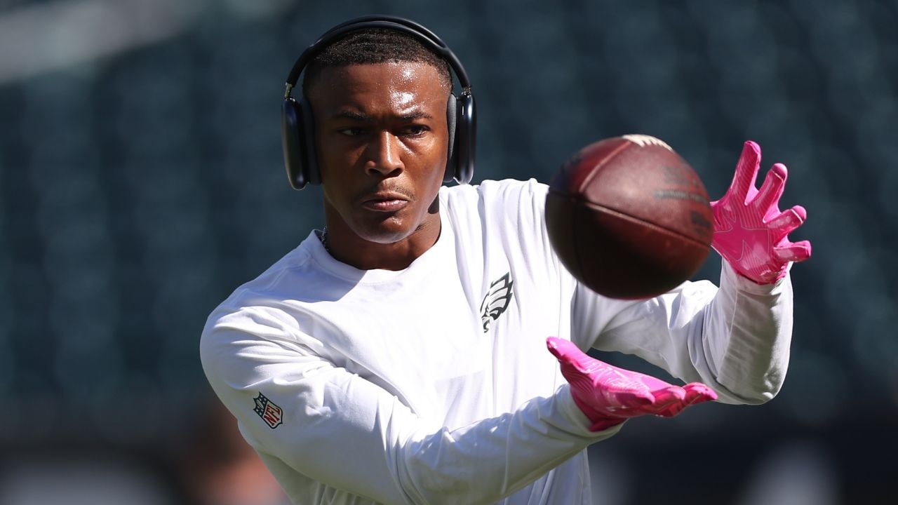 “On His Way to Put Cardio In”: Fans Troll DeVonta Smith’s Pre-Game “Business” Outfit Amid Eagles ...